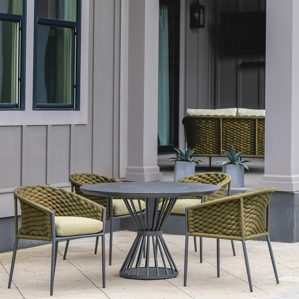 Lloyd Flanders Escape Round Outdoor Dining Set for 4 | LF-ESCAPE-SET2